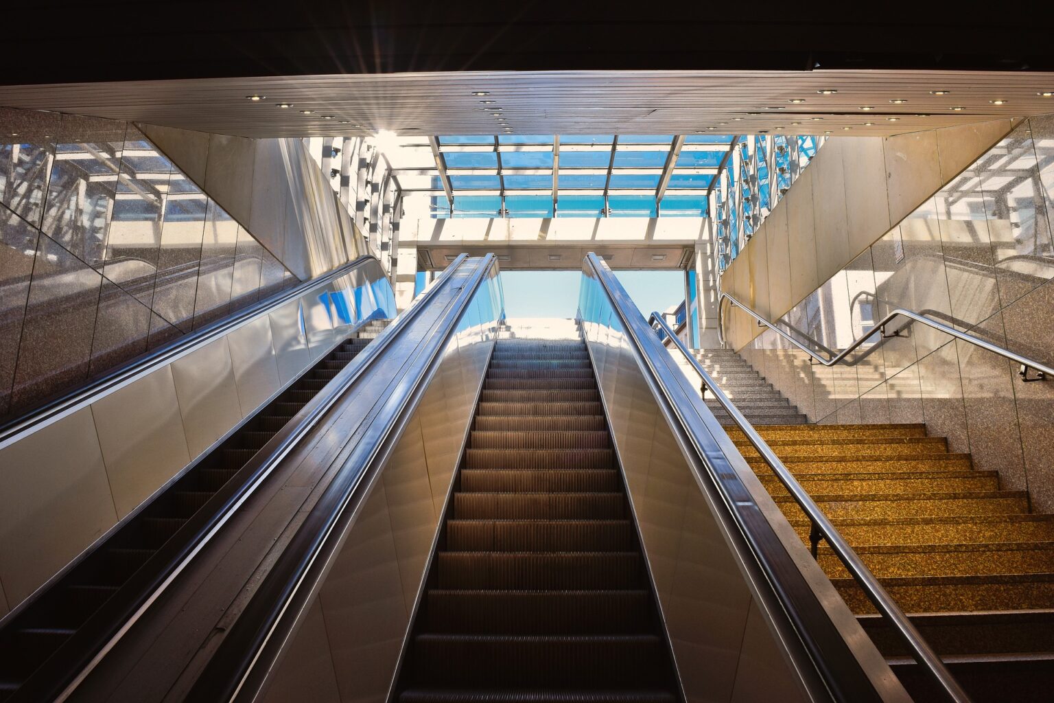 Escadas & Esteiras Rolantes | Ergue Elevadores & Escadas Rolantes